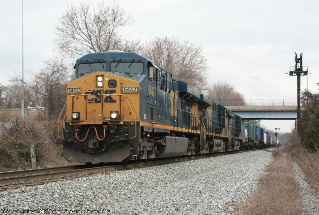 CSX 5442 and train Q031